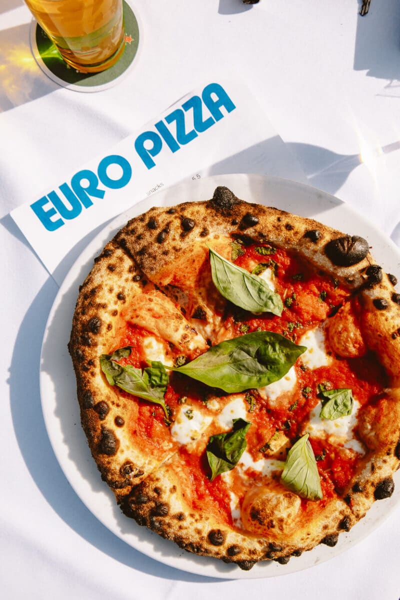 Euro Pizza Amsterdam: zuurdesempizza & natuurwijn in Noord